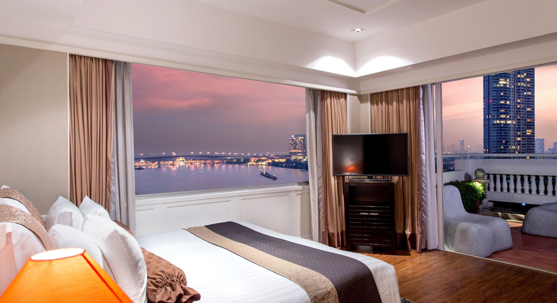 Deluxe River View Rooms - Ramada Plaza by Wyndham Bangkok Menam Riverside