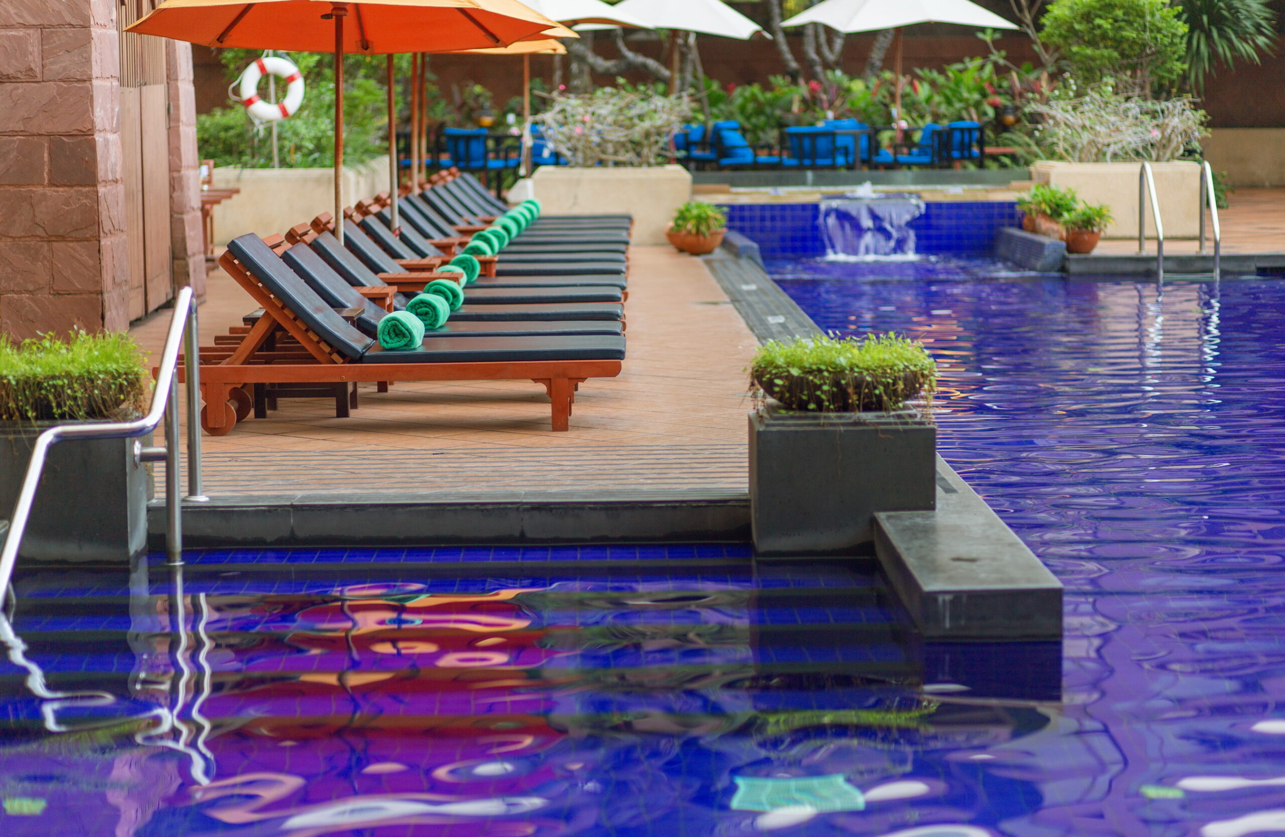 Swimming Pool - Ramada Plaza by Wyndham Bangkok Menam Riverside