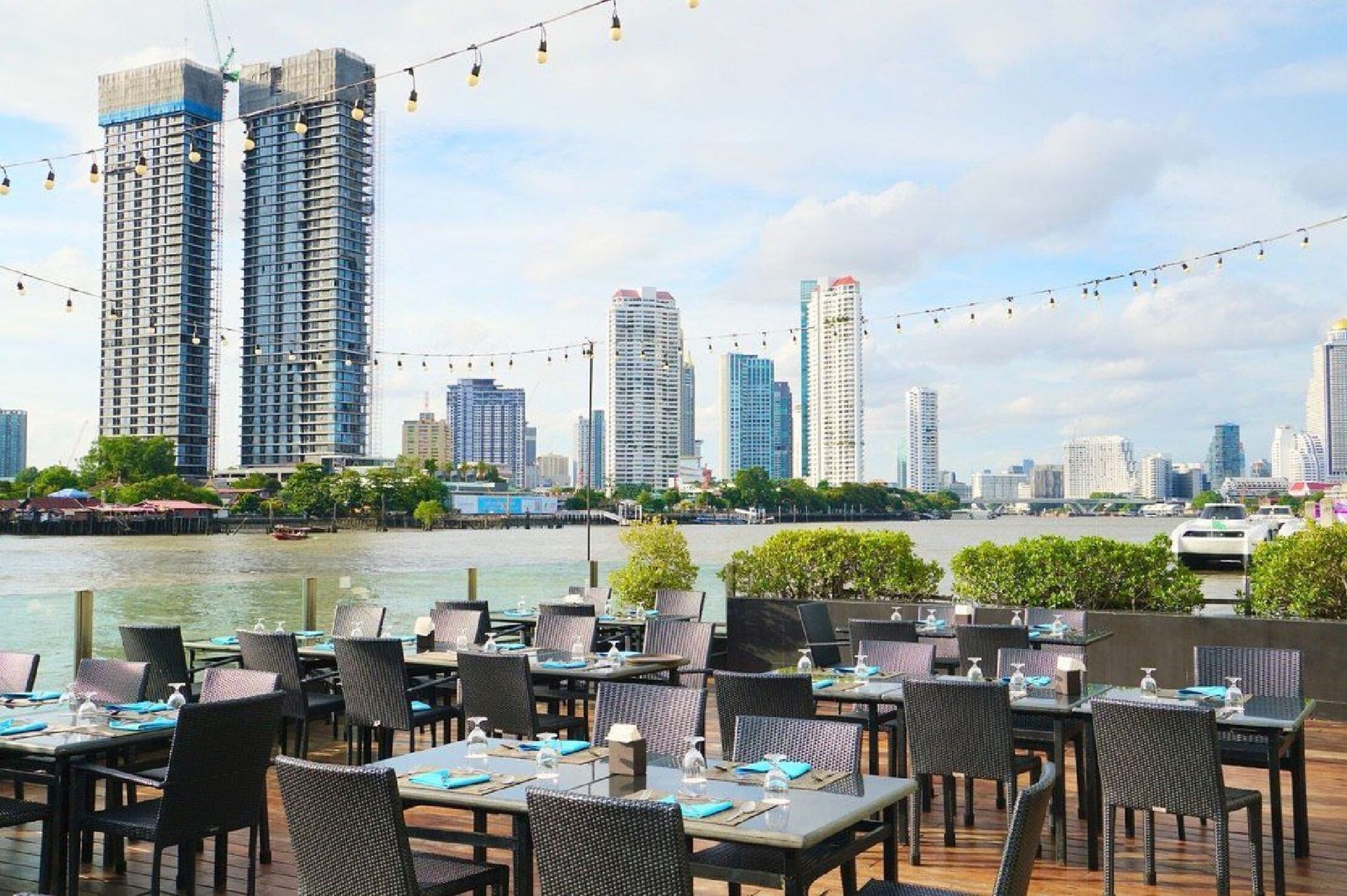 Restaurants & Bars - Ramada Plaza by Wyndham Bangkok Menam Riverside